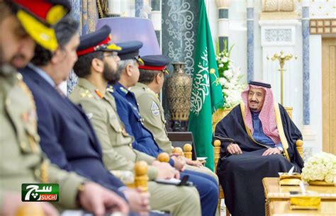 خادم الحرمين يستعرض تعزيز التعاون العسكري مع باكستان