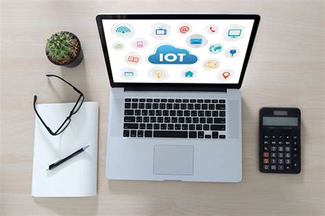 Iot 비즈니스 맨 손으로 작업 하 고 인터넷 검색 컴퓨터를 사용 하는 것 Word 다이어그램 개념으로 서의 인터넷 검색 데이터 인터넷 마케팅 고리 사슬에 대한 스톡 사진