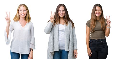 흰색 절연 배경 위에 세 젊은 아름 다운 여자의 그룹의 콜라주 표시 하 고 자신감과 행복 웃는 동안 두 손가락 번호를 가리키는 단체에 대한 스톡 사진 및 기타 이미지