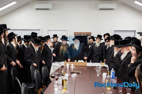 Photo Gallery Kevias Mezuzah For The New Machnivkah Belz Shul In