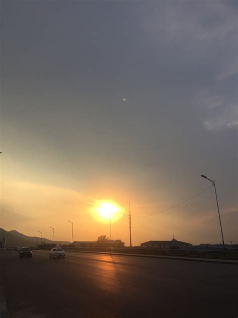 去时里正与裹头归来头白还戍边 晚饭后走了圈夕阳下的光影很魔幻散步的时候突然想起杜甫的兵车行出走半生归来仍是少年这类流行语