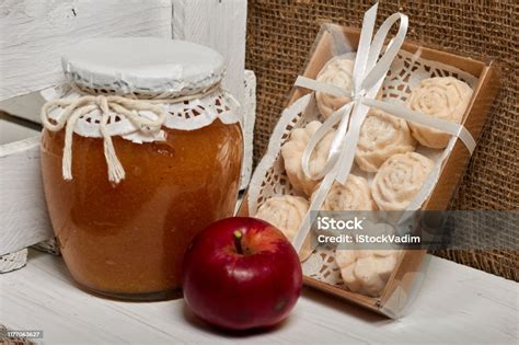 홈메이드 제철 준비 사과 잼의 아름답게 포장 된 항아리 종이로 덮여 코드로 묶여있습니다 패키지에 신선한 사과와 사과 마시멜로