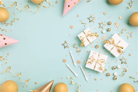 황금 장식 평면도의 생일 파티 축하 선물 상자 풍선 카니발 모자 양초 색종이 조각 및 사탕 평면도가 있는 축제 휴일 파란색 배경 생일에 대한 스톡 사진 및 기타 이미지