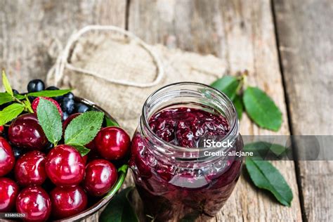 나무 테이블에 그릇에 신선한 체리와 체리 잼 시골풍 항아리 가을에 대한 스톡 사진 및 기타 이미지 가을 건강한 식생활 고풍스런 Istock