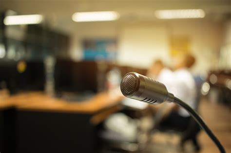 스피커 미니 마이크 비즈니스 이벤트 또는 학문적 인 교실 강의 클래스 언론의 개념에서에서 훈련 하 고 말하기에 컨퍼런스 나 세미나 회의 홀에서 마이크의 흐려 가수에 대한