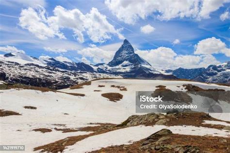 스위스의 푸른 하늘과 화창한 날에 눈 덮인 마테호른 산 봉우리에서의 경치 좋은 전망 눈으로 덮인 스위스 알프스의 아름다운 자연 배경 유명한 여행지 0명에 대한 스톡 사진 및