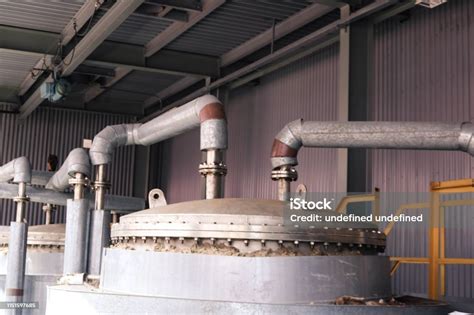 스테인레스 스틸 금속 뚜껑 볼트와 스 터 드 산업 정유 소 석유화학 공장에서 플랜지와 파이프와 화학 정류 컬럼의 열 교환기의 상단 강철에 대한 스톡 사진 및 기타 이미지