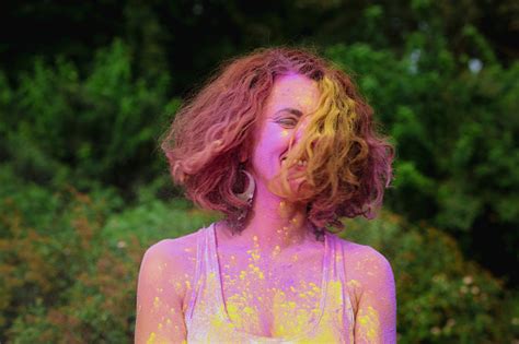 화려한 드라이 페인트 홀리로 덮여 흰색 티셔츠포즈에 감정적 인 백인 모델 30 34세에 대한 스톡 사진 및 기타 이미지 30 34세 Film Festival 건조한