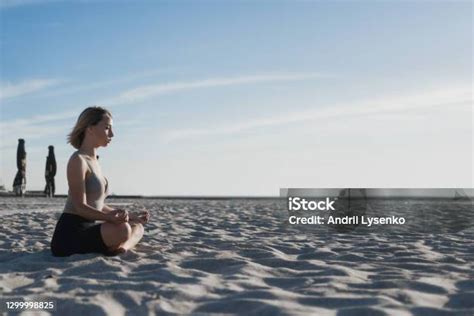 자연과의 단합 젊은 아름다운 여자는 모래에 앉아 명상 캠핑 신선한 공기와 산들 바람 개념에 대한 스톡 사진 및 기타 이미지 개념 건강한 생활방식 관광 리조트 Istock