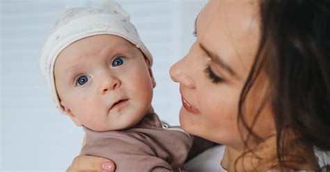 가족 귀여운 껴안다 다정함 단란함 따뜻한 상호작용 모성 미소 짓는 보살피는 보호의 포옹 부모 사랑 사랑스러운 순수 아기 아기 모자 아기 옷