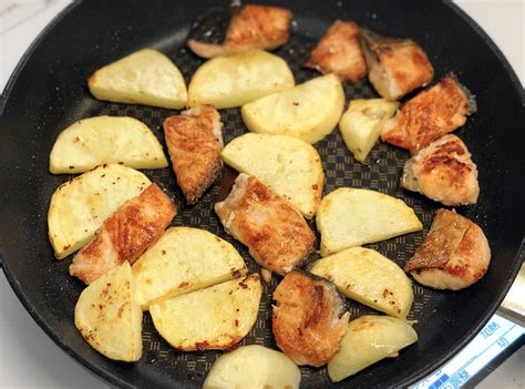 ♡フライパンde超簡単♡鮭とポテトのチーズ焼き♡【簡単レシピ魚じゃがいも】 Mizukiの簡単レシピとキラキラテーブルスタイリング