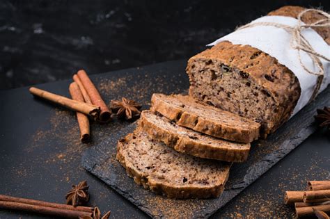 검은 테이블에 베이킹 종이에 견과류와 베리와 슬라이스 채식 수제 바나나 빵 선택적 초점 계피 아니스 주위에 별 갈색에 대한 스톡 사진 및 기타 이미지 Istock