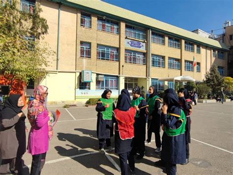 دبیرستان دخترانه فرزانگان ، دوره اول متوسطه دبیرستان دخترانه فرزانگان