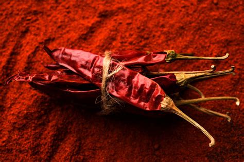 다채로운 배경이 나 일반 배경에 빨간 고추 가루의 더미에 말린된 붉은 고추와 함께 그릇에 빨간 고추 가루 가루로 빻은에 대한 스톡 사진 및 기타 이미지 Istock