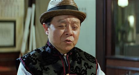 董驃：情史堪比賭王何鴻燊，去世時成龍扶靈，四妻七子不爭遺產！ 資訊咖
