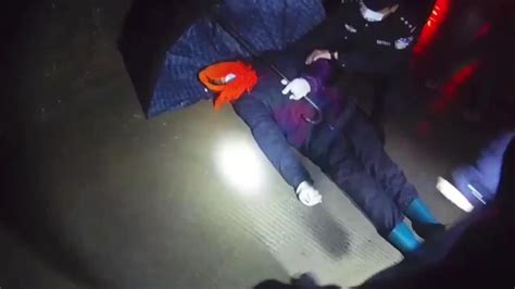 七旬老人雨夜晕倒，民警暖心救助 凤凰网视频 凤凰网