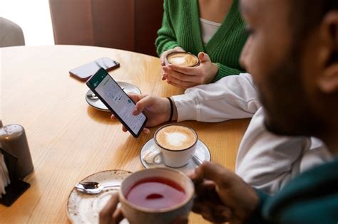 Smiley Freunde Der Seitenansicht Mit Smartphone Kostenlose Foto