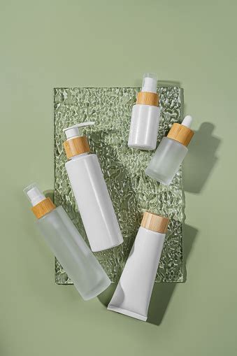 녹색 배경에 펌프 병 크림 튜브 및 점적기 화장품 컨테이너 모형 브랜딩 및 포장 프리젠 테이션에 대한 배경 천연 스킨 케어 뷰티