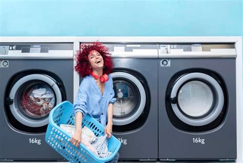 Una Joven Sonriente Con Cabello Afro Rojo Lavando Ropa En Una