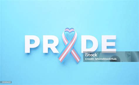 트랜스젠더 권리 개념 파란색 배경에 대한 단어 자부심 가운데 앉아 트랜스 젠더 플래그와 질감 심장 모양의 사회 인식 리본 질감