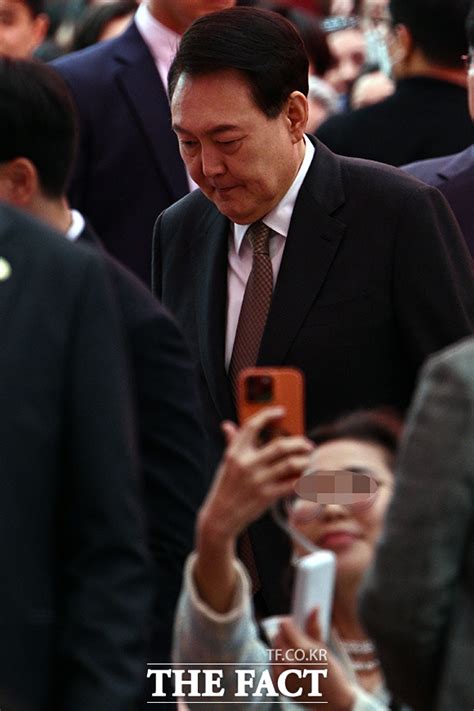 정치 현장 이모저모 尹 대통령과 `셀카 ` 포토 Zum 뉴스