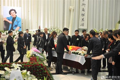 越剧表演艺术家傅全香遗体告别式举办 众亲朋好友送行 手机凤凰网