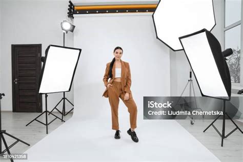 현대 스튜디오에서 포즈를 취하는 아름다운 젊은 모델 전문 사진 촬영 세션 25 29세에 대한 스톡 사진 및 기타 이미지 25 29세 가득 찬 길이 Istock
