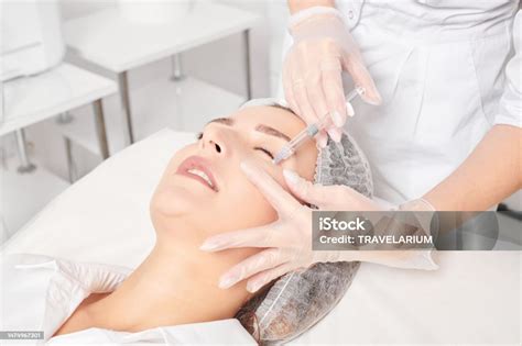 미용사는 여성 얼굴에 회춘 주사 미용실에서 노화 방지 절차를 만듭니다 2명에 대한 스톡 사진 및 기타 이미지 2명 30 34세 가꿔주기 Istock