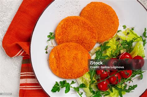 바삭 바삭하게 튀긴 생선 커틀릿 생선 버거 흰 접시에 신선한 양상추 잎 루루 굴라와 방울 토마토 수제 사람 없음 0명에 대한