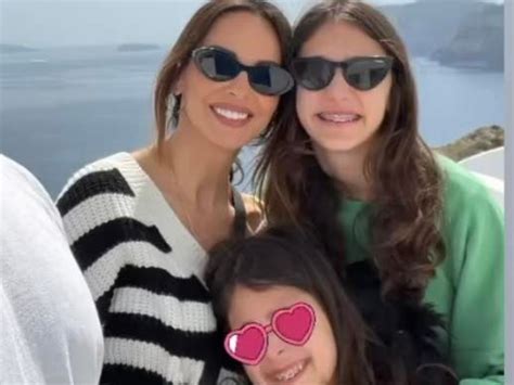 Μπέττυ Μαγγίρα Δήμητρης Μάζης Πάσχα στη Σαντορίνη με τις κόρες τους Φωτογραφίες