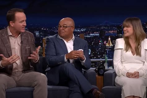 Kelly Clarkson Peyton Manning And Mike Tirico To Host 2024 Summer Olympics