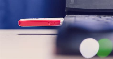 블랙 모던 노트북 슬롯에서 휴대용 Usb 플래시 드라이브 5g에 대한 스톡 사진 및 기타 이미지 5g Usb 메모리 Usb 포트 Istock