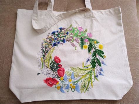 Венок полевых цветов на сумке