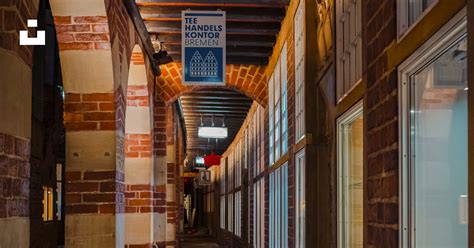 간판이 옆에 매달려 있는 긴 복도 사진 Unsplash의 무료 브레멘 이미지