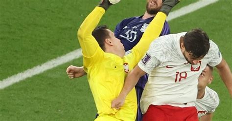 골키퍼 손에 맞는 메시