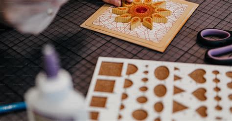 그녀의 스튜디오 또는 작업장에서 작업하는 종이 예술 디자이너이자 예술가 클로즈업 샷 사진 Unsplash의 세르비아 이미지