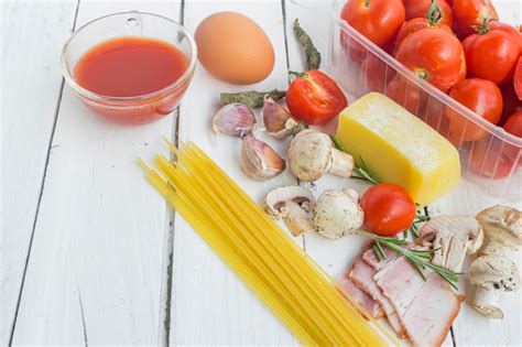 스파게티와 다양한 재료로 파스타를 요리하는 프레임은 흰색 배경 상단보기 0명에 대한 스톡 사진 및 기타 이미지 0명 건강한 식생활 검은색 Istock