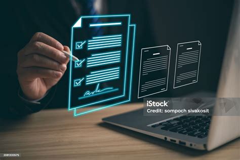 사업가는 사무실에서 온라인으로 디지털 문서 문서 관리 시스템 Erp 전자 서명을 통해 기업의 지식 및 문서에 서명합니다 종이 없는 업무 공간 개념 개념에 대한 스톡 사진 및