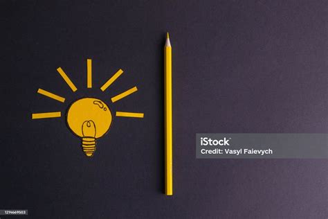 창의적인 전구 옆에 있는 노란색 연필 혁신과 창의적인 아이디어의 개념 0명에 대한 스톡 사진 및 기타 이미지 0명 개념 검은색 Istock