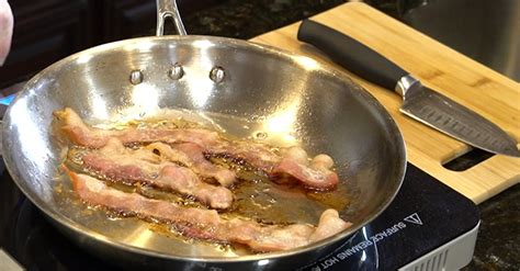 가정 요리 갈색 고기 굽는 기름 얼룩 도마 돼지고기 레시피 맛 맛있는 먹음직스러운 미식가 바삭바삭한 바삭바삭한 질감 베이컨 베이컨 스트립 부엌칼