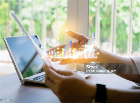 연간 매출 성장을 위한 비즈니스 그래프 및 화살표 개념 개발 가리키기에 대한 스톡 사진 및 기타 이미지 가리키기 개념 개념과 주제 Istock