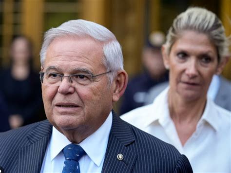 АНУ ын сенатор Боб Менендез авлигын хэргийн шүүх хурлын үеэр эхнэрийгээ хөхний хорт хавдартай