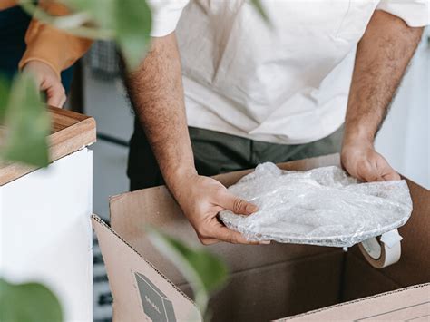 Як правильно упаковати посуд при переїзді перевезенні