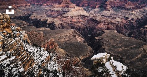 회색 하늘 아래 갈색과 흰색 바위 산 사진 Unsplash의 무료 그랜드 캐니언 이미지