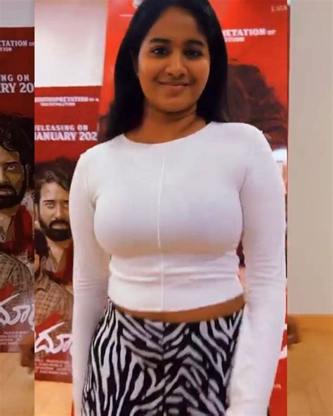 பவி டீச்சரா இது டைட் குட்டி மேலாடை முன்னழகுடன் தொப்புள் அழகை காட்டும் பிரகிடா சாகா Madras