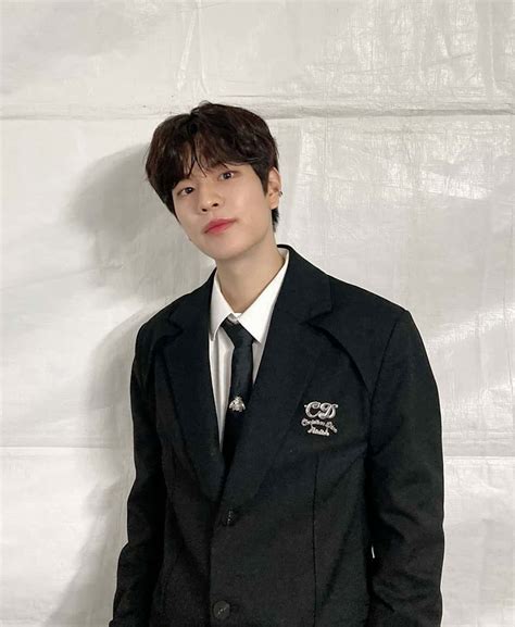 Download Elegant Manin Suit Wallpaper