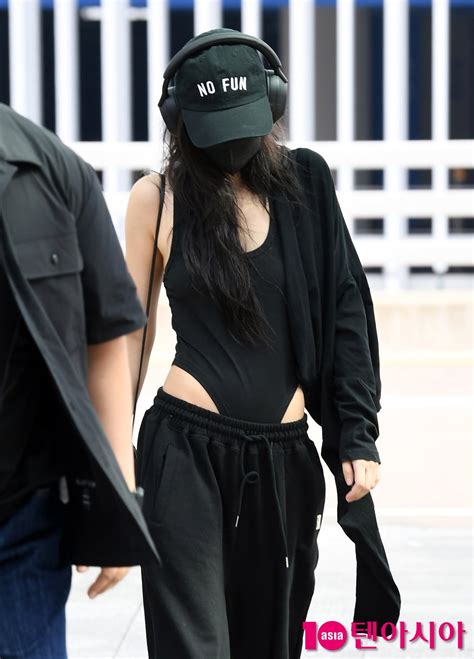블랙핑크 제니 몸매 드러낸 섹시한 공항패션ten포토 텐아시아
