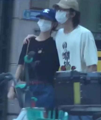 李庚希杨润泽街头牵手太甜，公开秀恩爱不避嫌，感情能走多远？