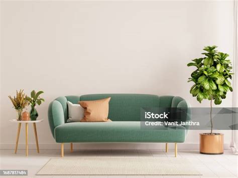 녹색 소파와 나무 테이블은 식물 흰 벽이 있는 거실 인테리어에 있습니다 0명에 대한 스톡 사진 및 기타 이미지 0명 가구 가정의 방 Istock
