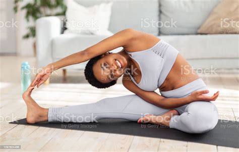 매력적인 스포티 한 흑인 여자 하 고 워밍업 올라 스트레칭 Exercses 에 요가 매트 에 그녀의 홈 체육관 여자에 대한 스톡 사진 및 기타 이미지 Istock